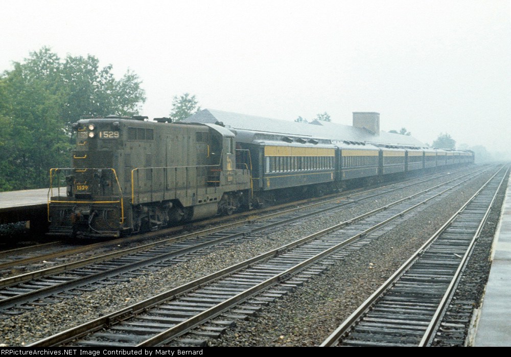 CNJ 1529 With An Inbound Morning Train